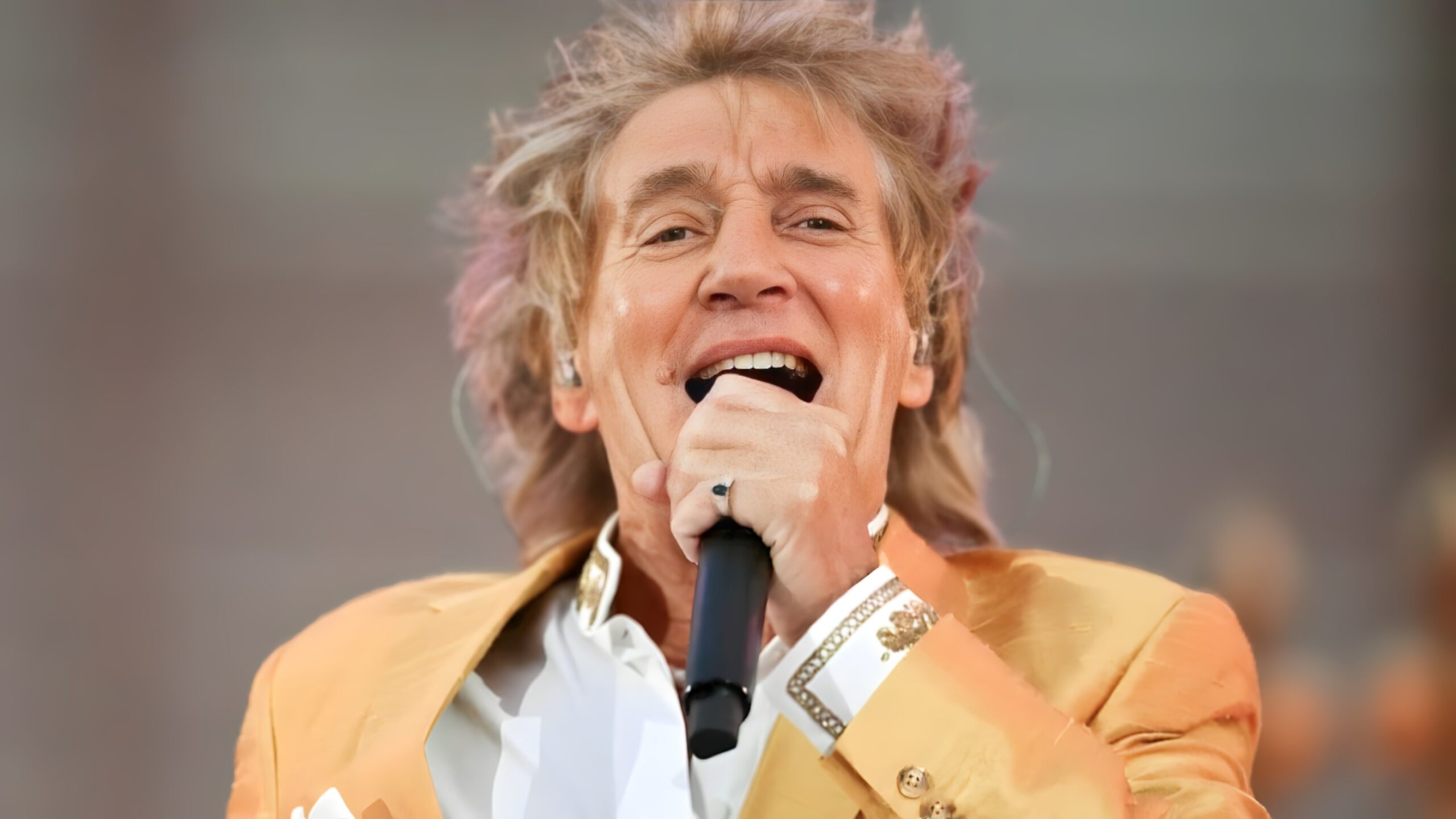 “This is my sister… she’s 94” — Rod Stewart breaks down in tears as he brings his big sister on ...