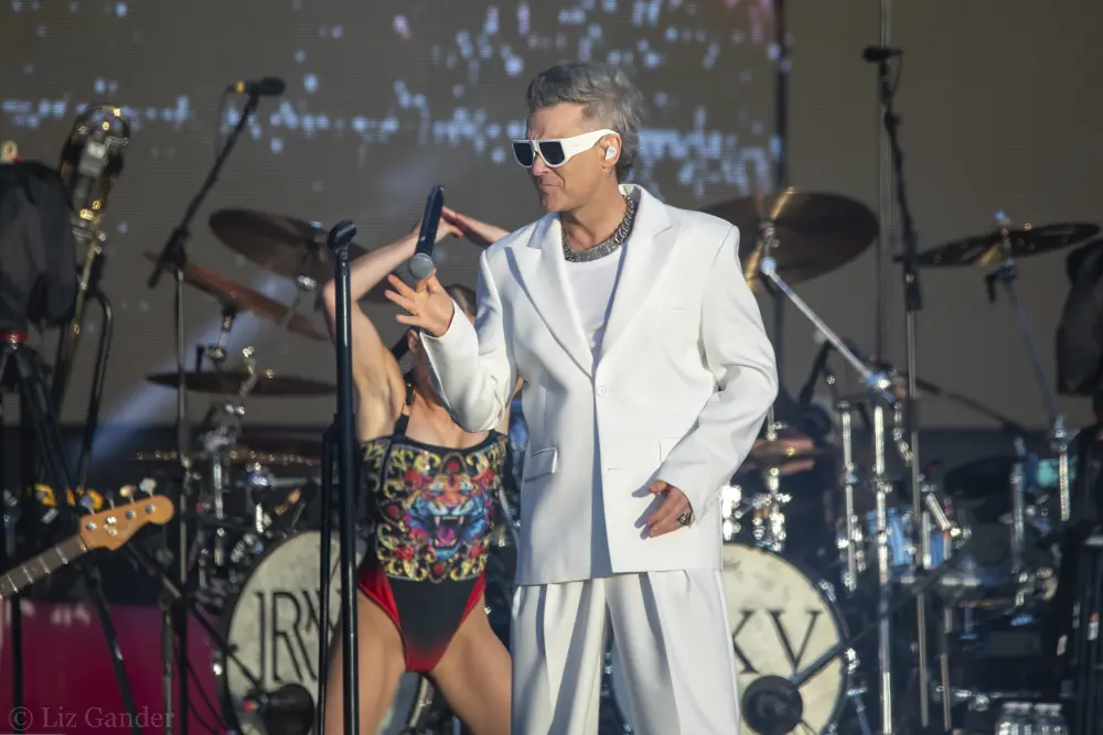 Robbie Williams Stops Barcelona Show to Sing ‘Angels’ for Diogo Jota ...